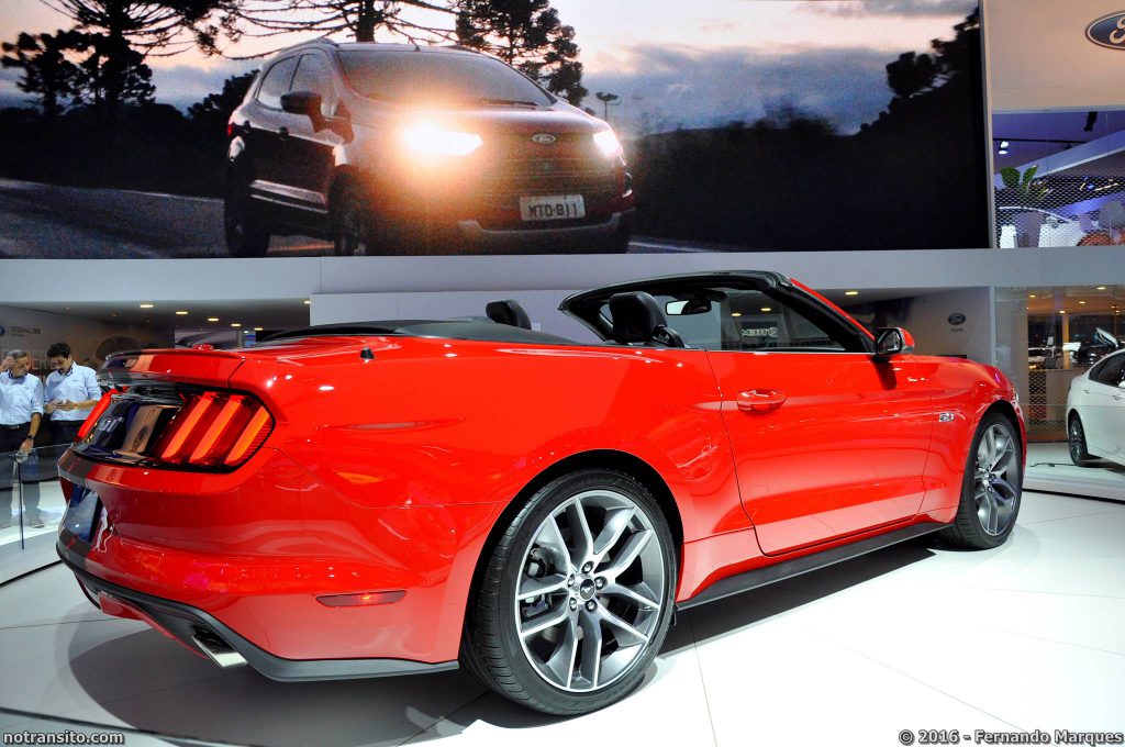 Ford Mustang GT Conversível & Mustang Shelby GT350R – No Trânsito