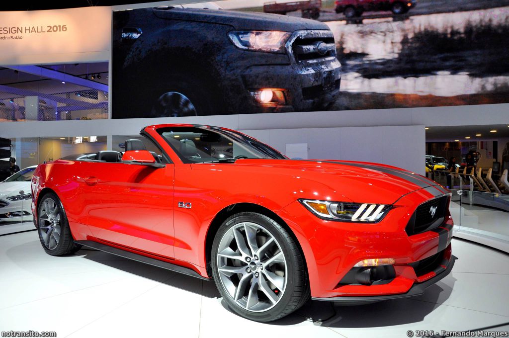 Ford Mustang GT Conversível & Mustang Shelby GT350R – No Trânsito